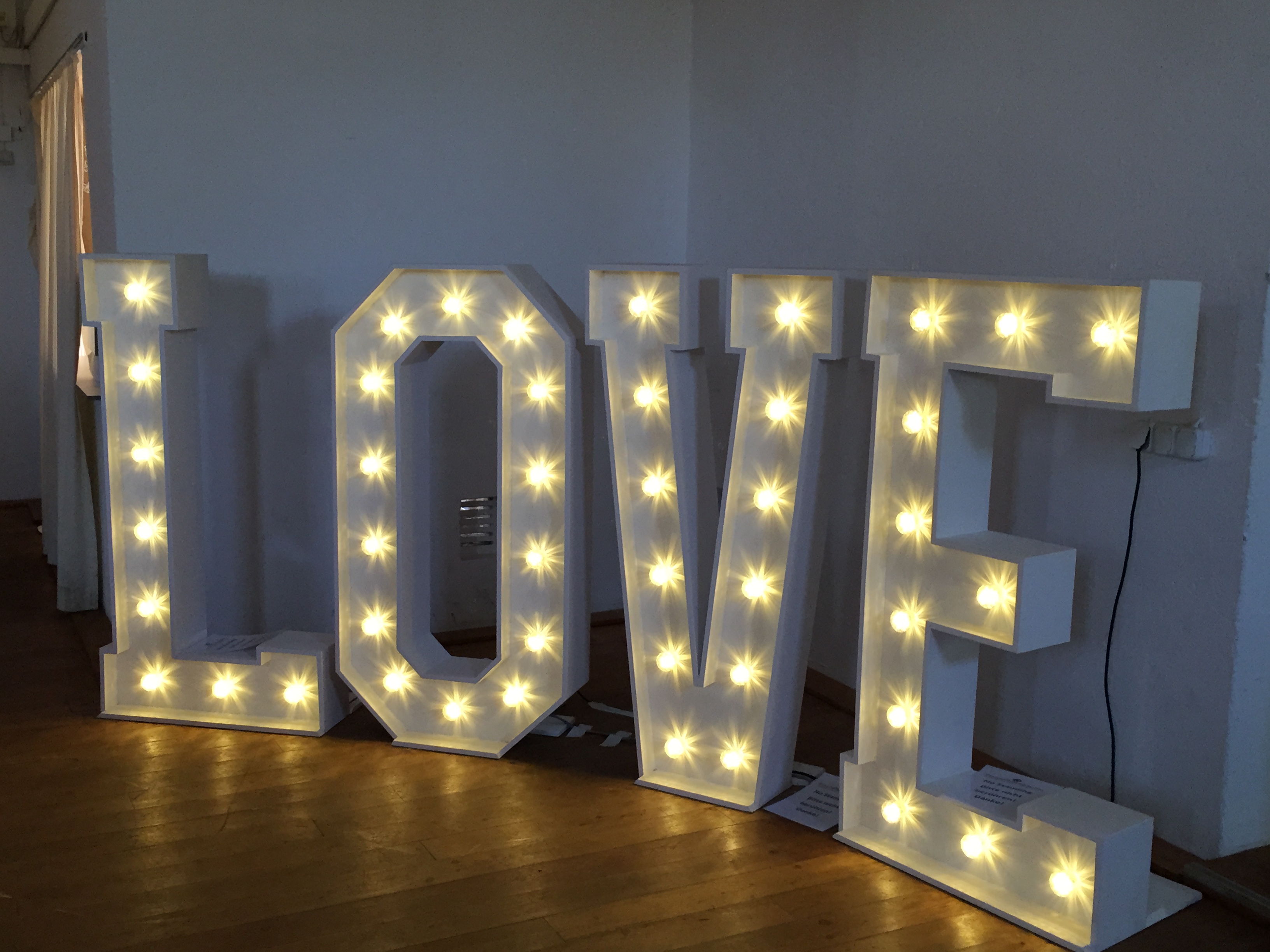 Light Up LOVE Letter Hire – Flash Photobooths